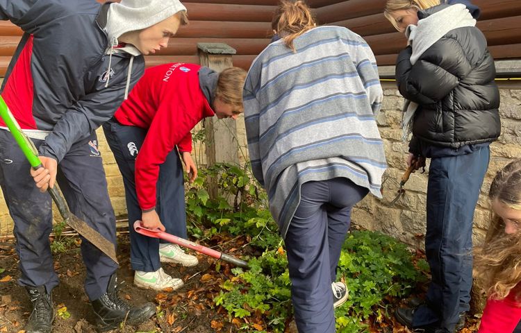 Monkton Leadership Programme Visits Combe Down Primary School - ISC
